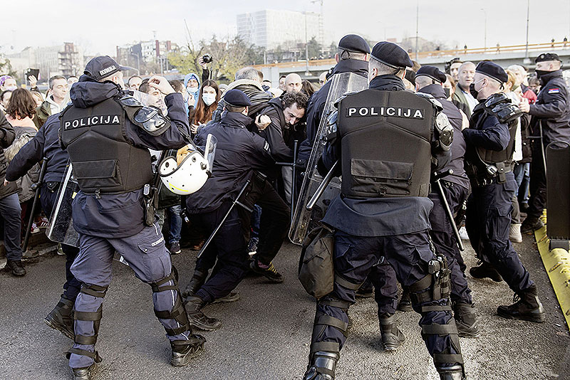 Nema više sistema - Policija i protesti - Nedeljnik Vreme