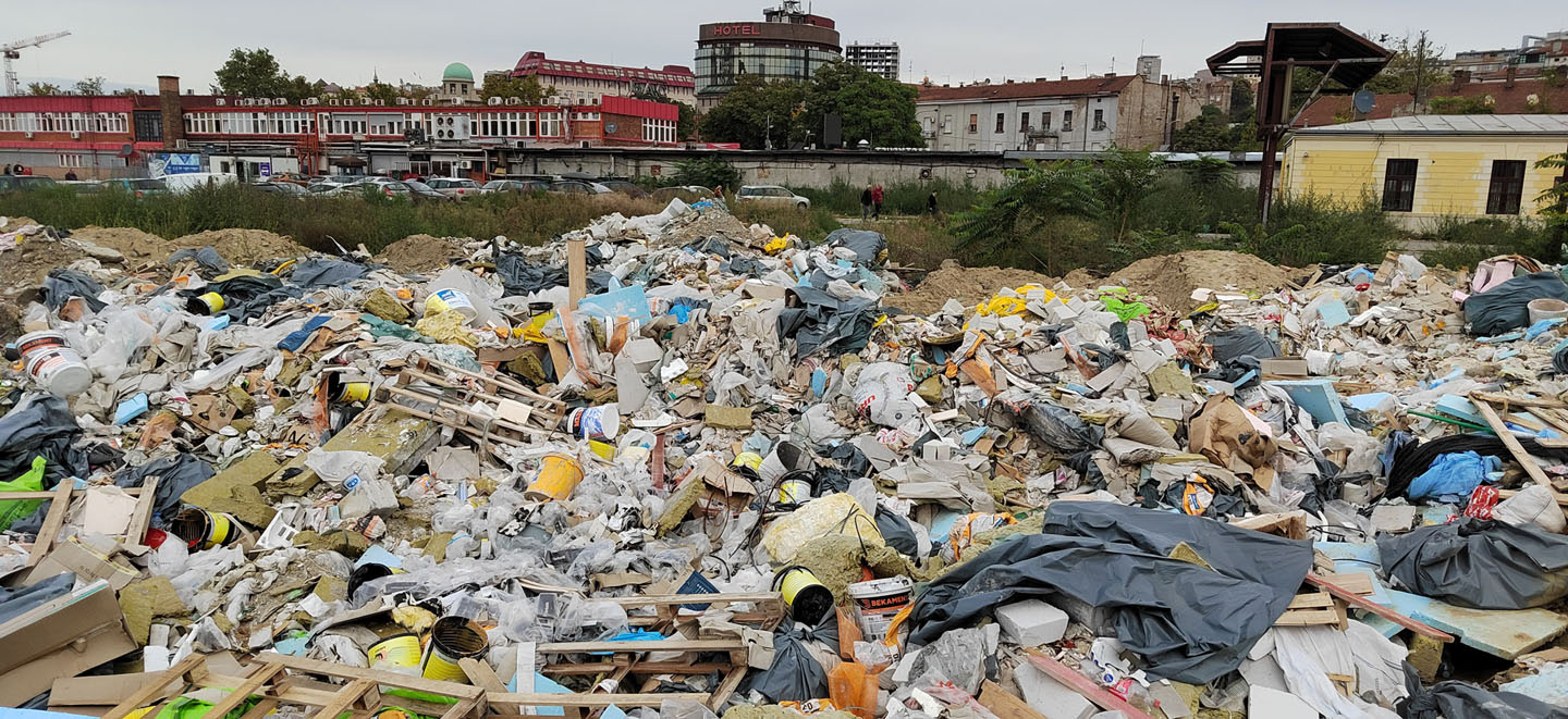 Bivša železnička stanica kao deponija: Đubre Beograda na vodi - Vesti ...