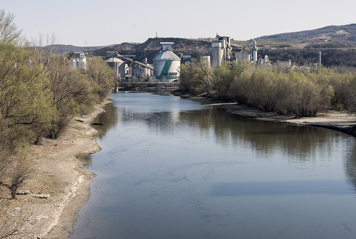 Mesto gde se spajaju zagađenje, strah i profit - Cementara u Beočinu ...