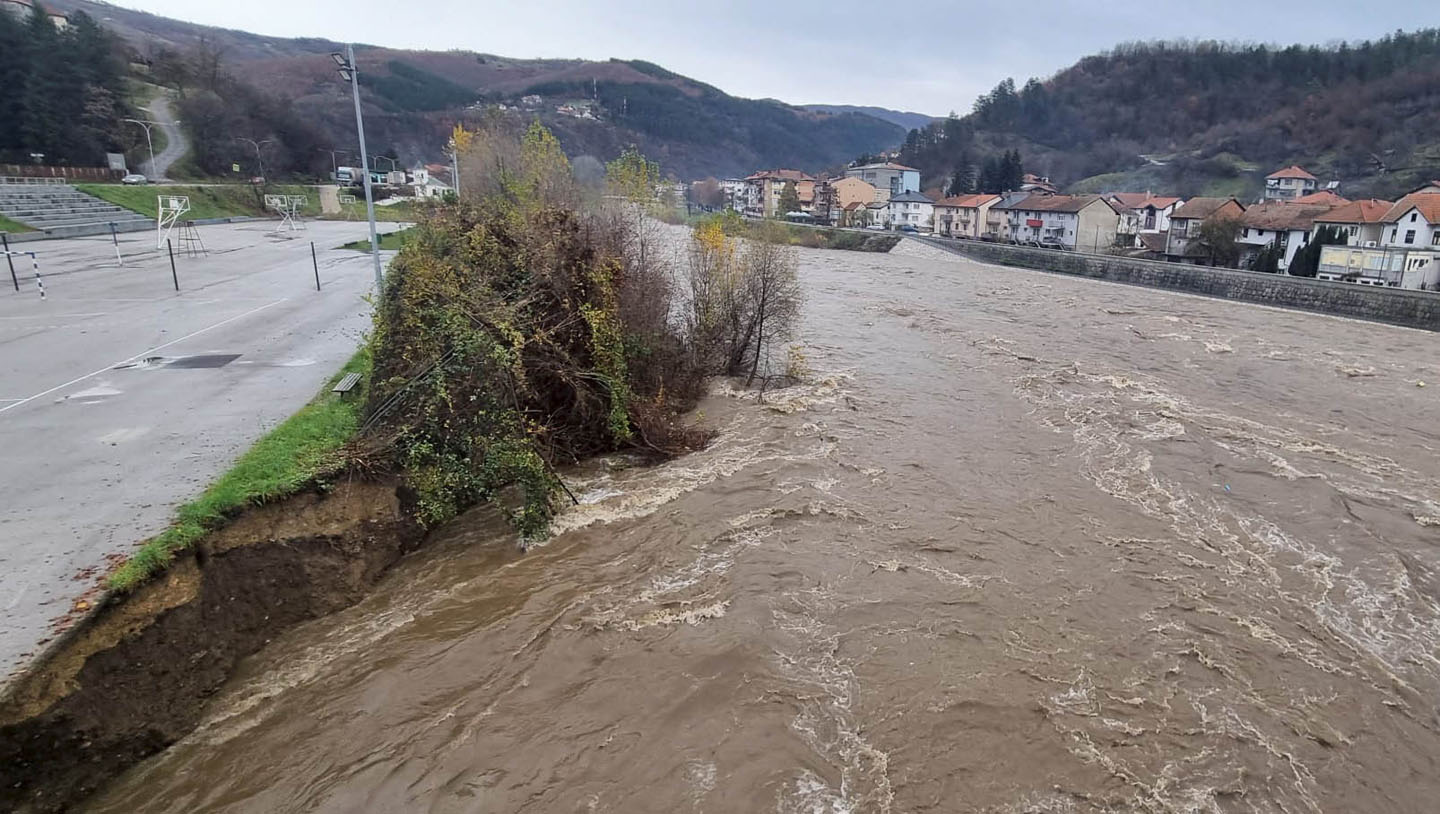 Poplave u Srbiji: Vanredno u 37 opština, izlile se reke, pao i most ...