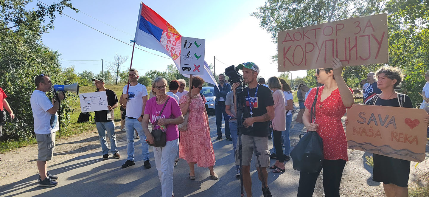 Automobilom na ljude koji brane Savski nasip - Beograd - Nedeljnik Vreme