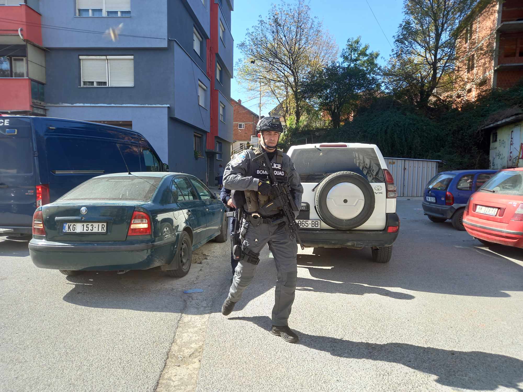 Kosovska Mitrovica: U Tri solitera pronađeni eksplozivi i oružje ...